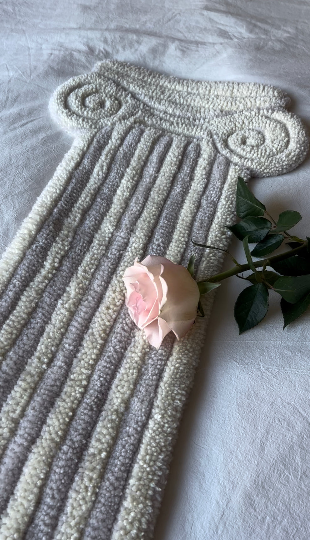 Roman pillar tufted rug – Mercury Retroshade